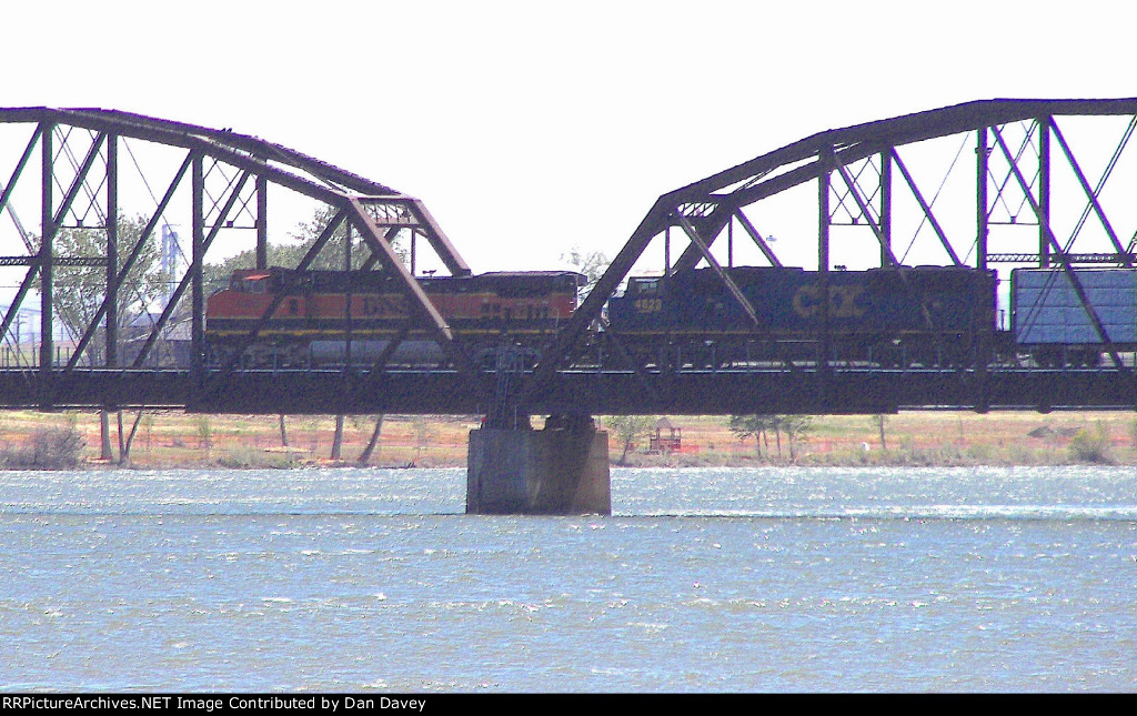 CSX 4823 going into Pasco